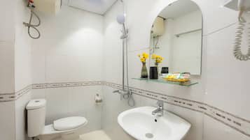 Quarto Familiar | Casa de banho | Artigos de higiene pessoal grátis, um secador de cabelo, chinelos
