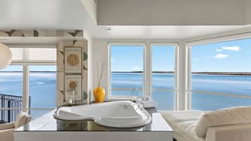 Suíte superluxo, 1 cama King, lareira, vista para a baía (Jacuzzi Contemporary) | Banheira de hidromassagem