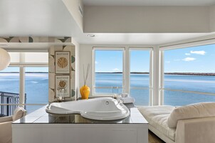 Suíte superluxo, 1 cama King, lareira, vista para a baía (Jacuzzi Contemporary) | Banheira de hidromassagem