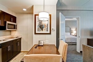 Suíte, 1 quarto, para não fumantes | Área de estar | TV LCD, DVD player, dock para MP3