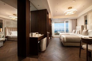 Roupas de cama premium, frigobar, cofres nos quartos, escrivaninha
