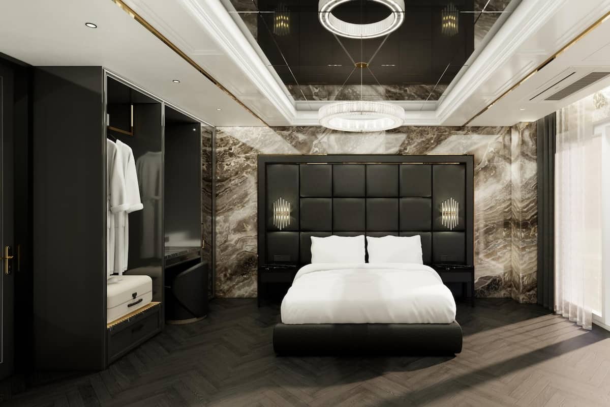 Quarto moderno com uma cama grande, closet espaçoso e parede de mármore.