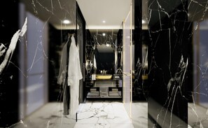 Roupa de alta qualidade, minibar, cofre no quarto, secretária 