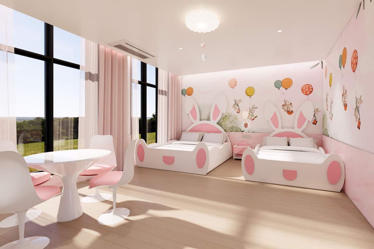 Quarto moderno com uma janela grande, uma mesa redonda e duas camas rosa e brancas com decoração de coelhos.