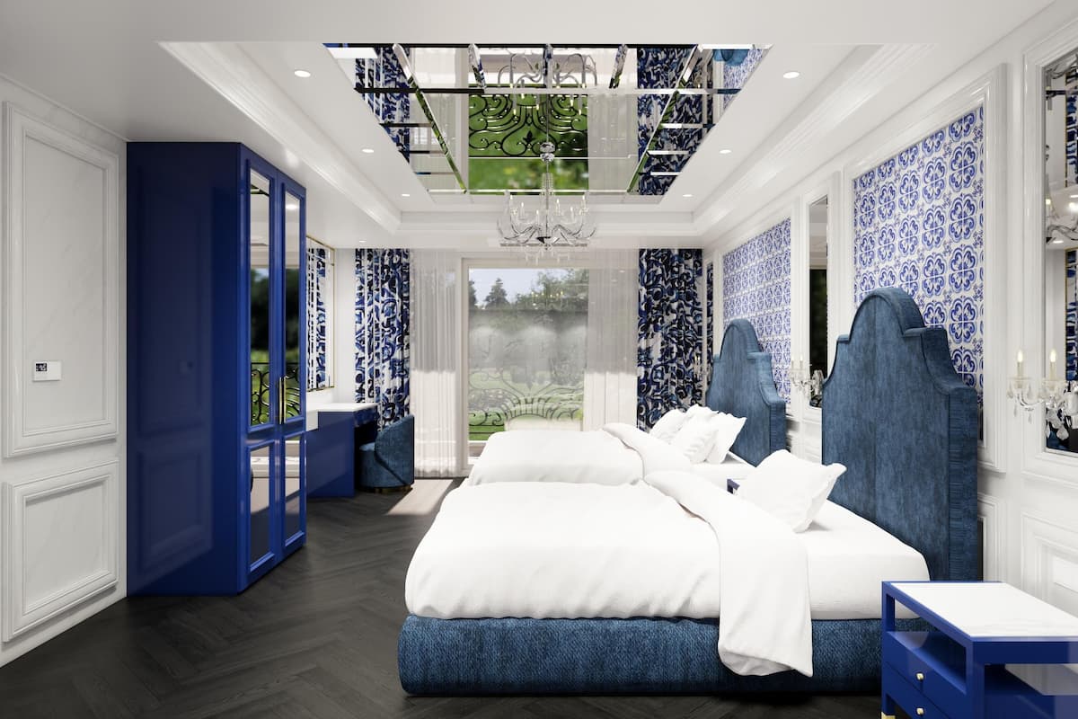 Quarto com uma cama grande, uma escrivaninha e vista para um jardim através de uma porta de vidro.