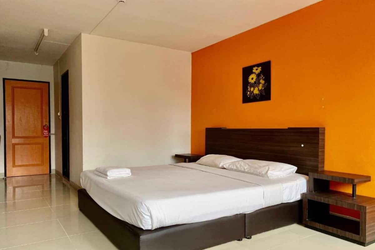 Secretária, Wi-fi, roupa de cama fornecida