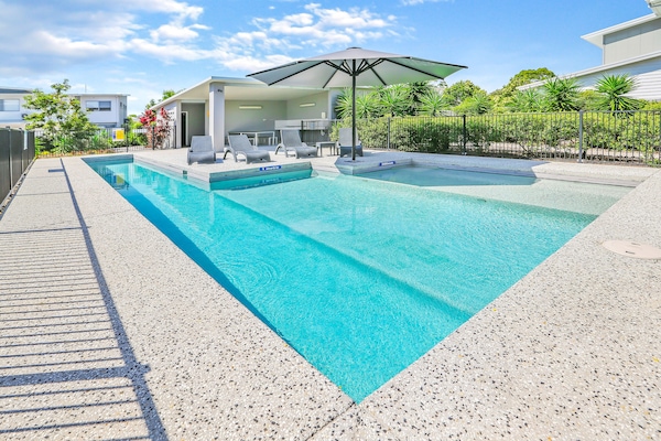 Piscina externa, guarda-sóis, espreguiçadeiras