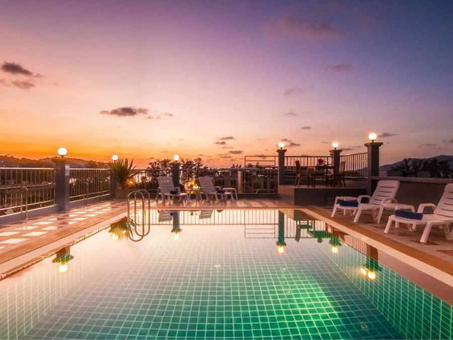 Terraço com espreguiçadeiras