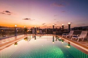 Terraço com espreguiçadeiras