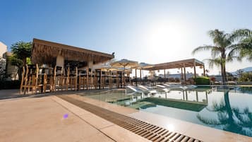 Piscina externa sazonal, guarda-sóis, espreguiçadeiras