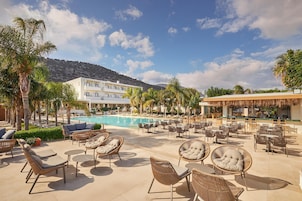 2 bares/lounges, 2 bares na praia, um bar junto à piscina