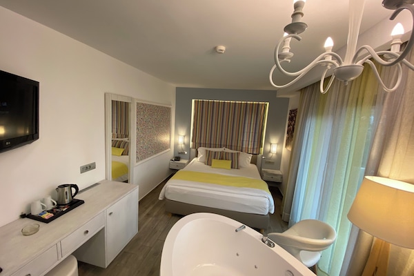 Honeymoon Suite with Jacuzzi Sea View | 2 quartos, roupa de alta qualidade, camas de colchão viscoelástico