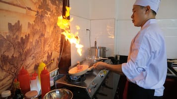 Pequenos-almoços, almoços, jantares servidos, cozinha vietnamita