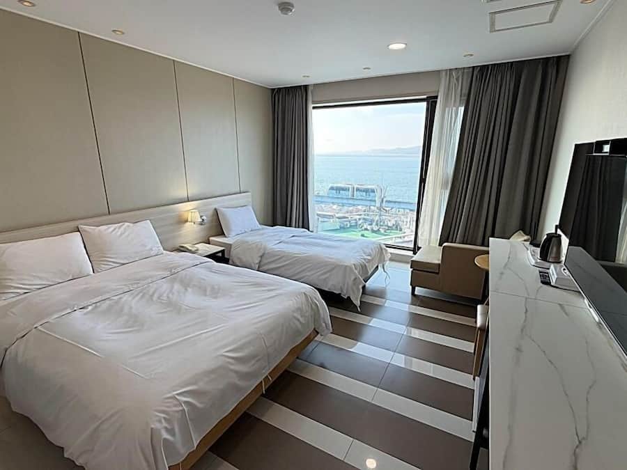 Premium Twin Room with Ocean View | Com decoração personalizada, com mobília individualizada, secretária