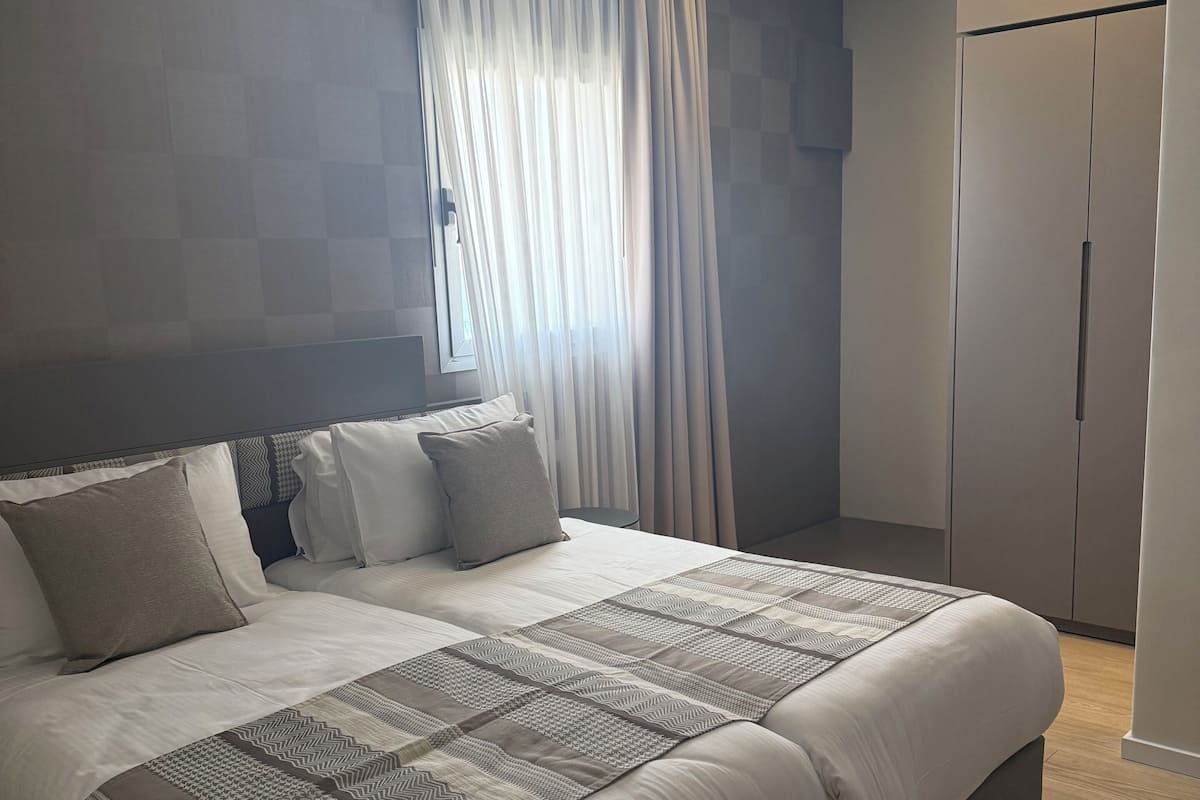 Quarto Duplo ou Twin | Cofre com capacidade para portátil, secretária 