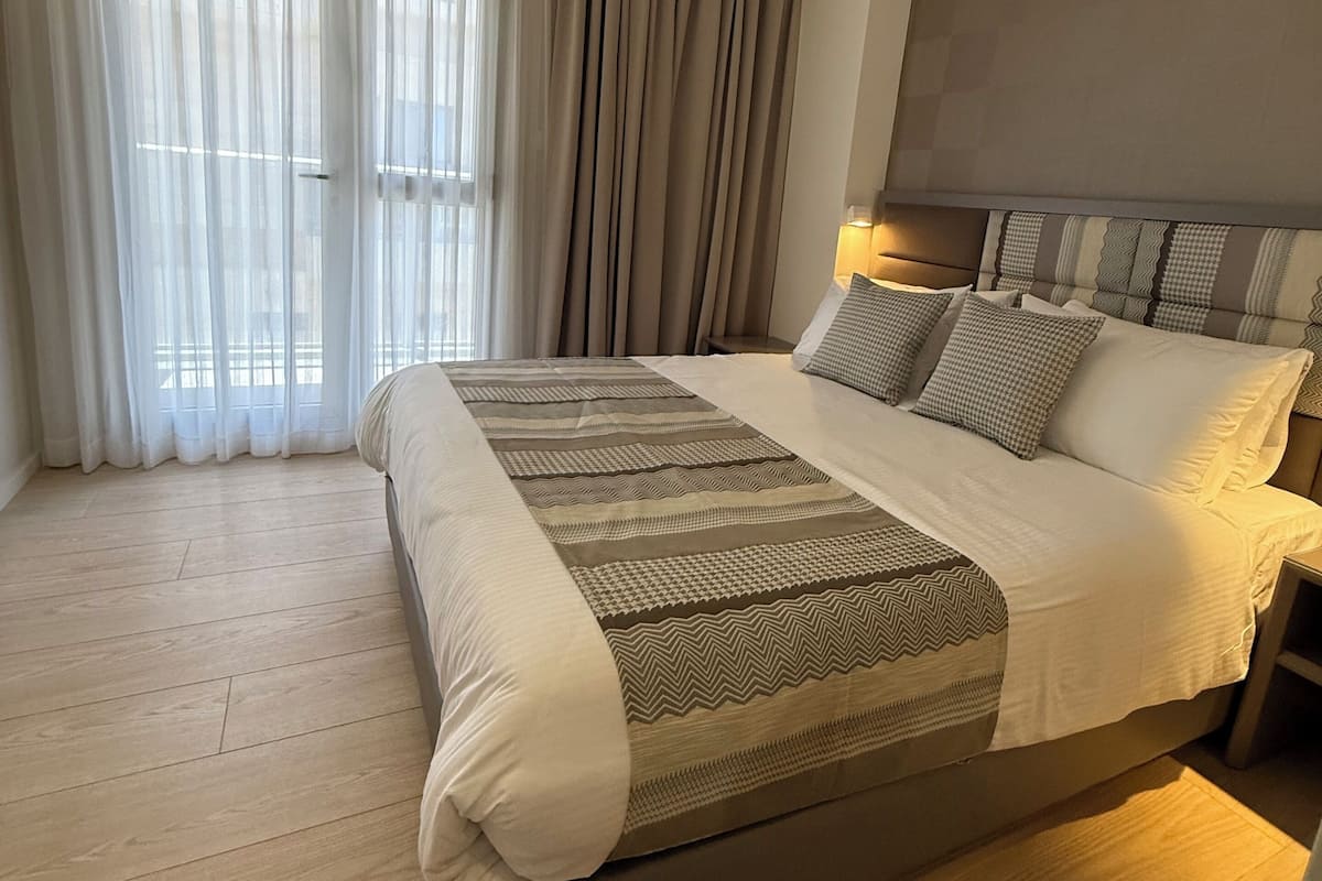 Quarto Duplo ou Twin | Cofre com capacidade para portátil, secretária 