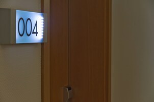 Uma porta com a placa de número '004'.