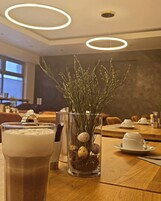 Café da manhã com buffet todos os dias (EUR 15 por pessoa) 
