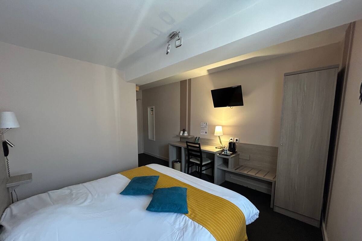 Quarto Clássico com Cama de Casal | Secretária, quartos insonorizados, berços/camas para crianças grátis