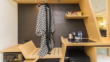 Roupa hipoalergénica, cofre no quarto, secretária, camas desdobráveis