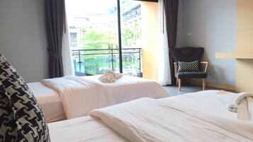 Deluxe Twin Room | Roupa hipoalergénica, cofre no quarto, secretária, camas desdobráveis
