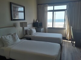 Quarto Twin | Cofre no quarto, secretária, cortinas/cortinados opacos, Wi-fi grátis 