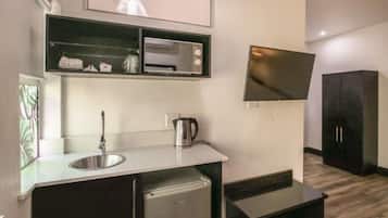 Quarto, 1 cama queen-size, micro-ondas | Cozinha privada | Um frigorífico, uma cafeteira/bule, uma chaleira elétrica