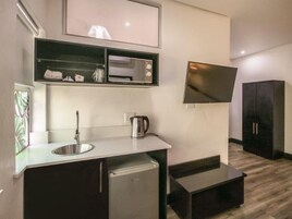 Quarto, 1 cama queen-size, micro-ondas | Cozinha privada | Um frigorífico, uma cafeteira/bule, uma chaleira elétrica 