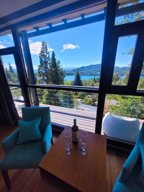 Suite Deluxe, vista para o lago | Lençóis de algodão egípcio, roupa de alta qualidade 