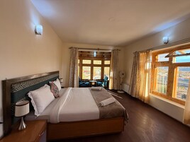 Quarto família | Escrivaninha, Wi-Fi de cortesia, roupa de cama