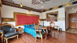 Quarto premium | Cofres nos quartos, escrivaninha, quartos à prova de som