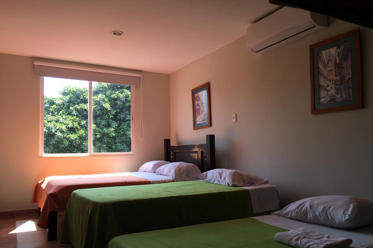 Quarto Triplo | Secretária, camas desdobráveis/extra grátis, Wi-fi grátis