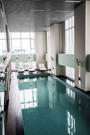 Piscina interior . Oakwood Residence Kapil Hyderabad