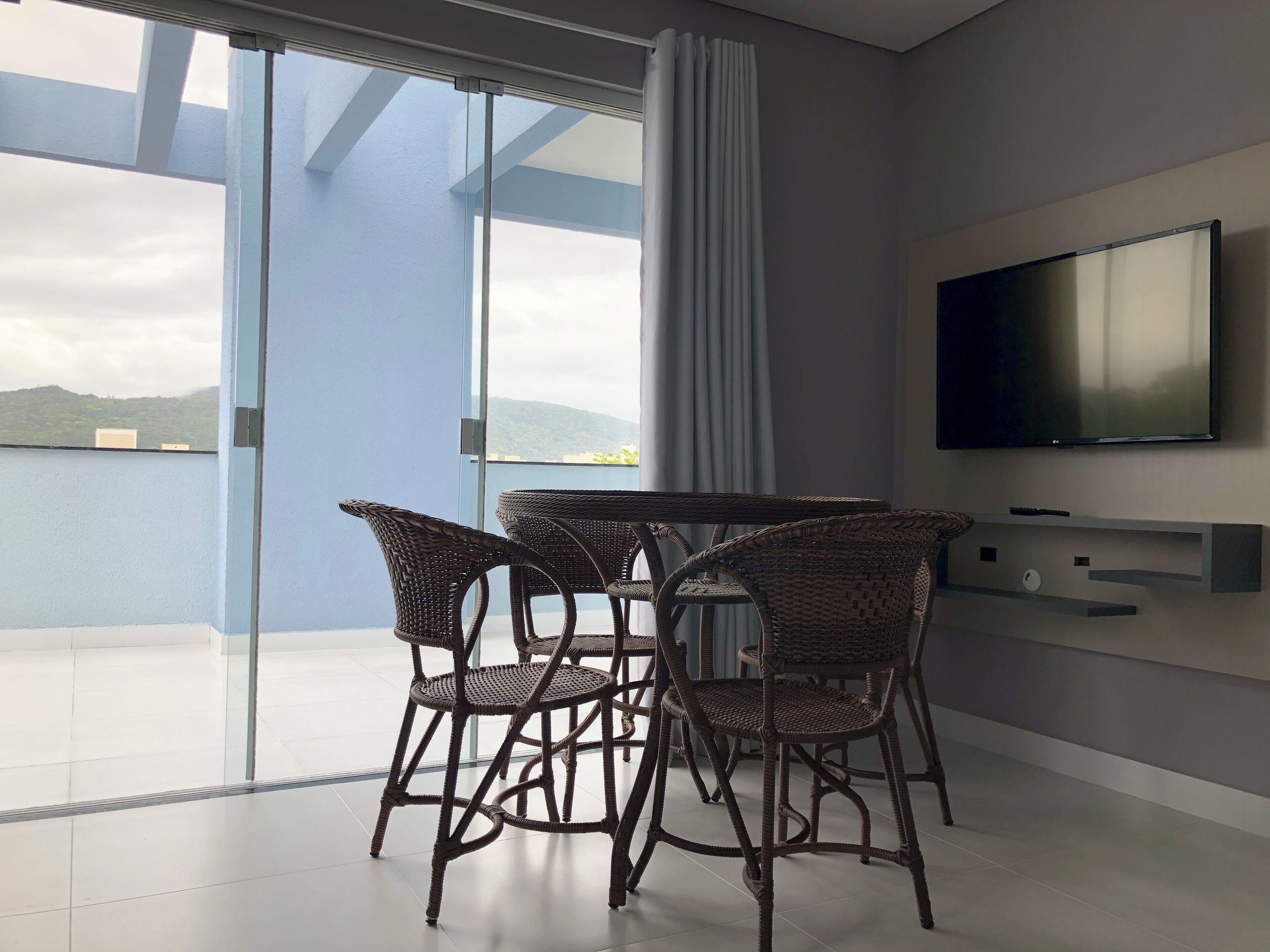 Apartamento 8, Andar 3 Superior Vista | Área de estar | TV LED 40 polegadas com canais digitais, TV