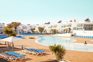 Piscina externa, funciona das 10h às 18h, guarda-sóis, espreguiçadeiras