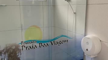 Chuveiro, produtos de toalete grátis, secador de cabelo