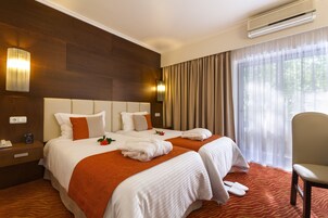 Quarto Duplo ou Twin | Cofre no quarto, secretária, cortinas/cortinados opacos 