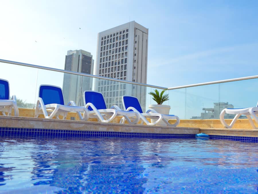 Piscina exterior, espreguiçadeiras