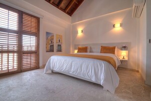 Roupas de cama premium, cofres nos quartos, escrivaninha, berços grátis