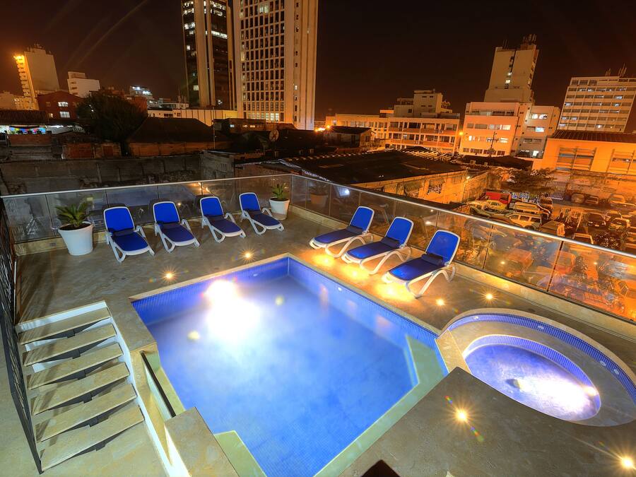 Piscina externa, espreguiçadeiras