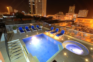 Piscina externa, espreguiçadeiras