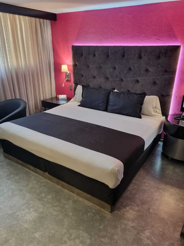 Quarto standard, 1 cama King | Escrivaninha, quartos à prova de som, Wi-Fi de cortesia, roupa de cama