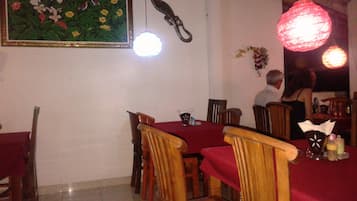 Café da manhã, almoço e jantar; culinária da Indonésia
