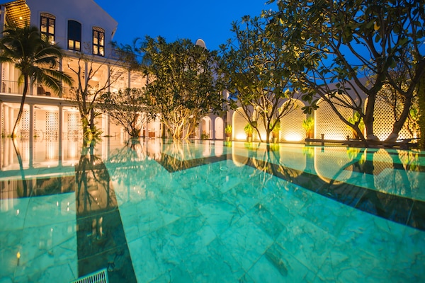 Piscina exterior, guarda-sóis, espreguiçadeiras
