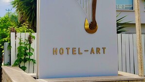 Placa para o ARP DALYAN HOTEL-ART com um desenho de harpa.