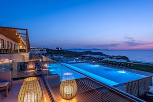 Piscina exterior sazonal, guarda-sóis, espreguiçadeiras