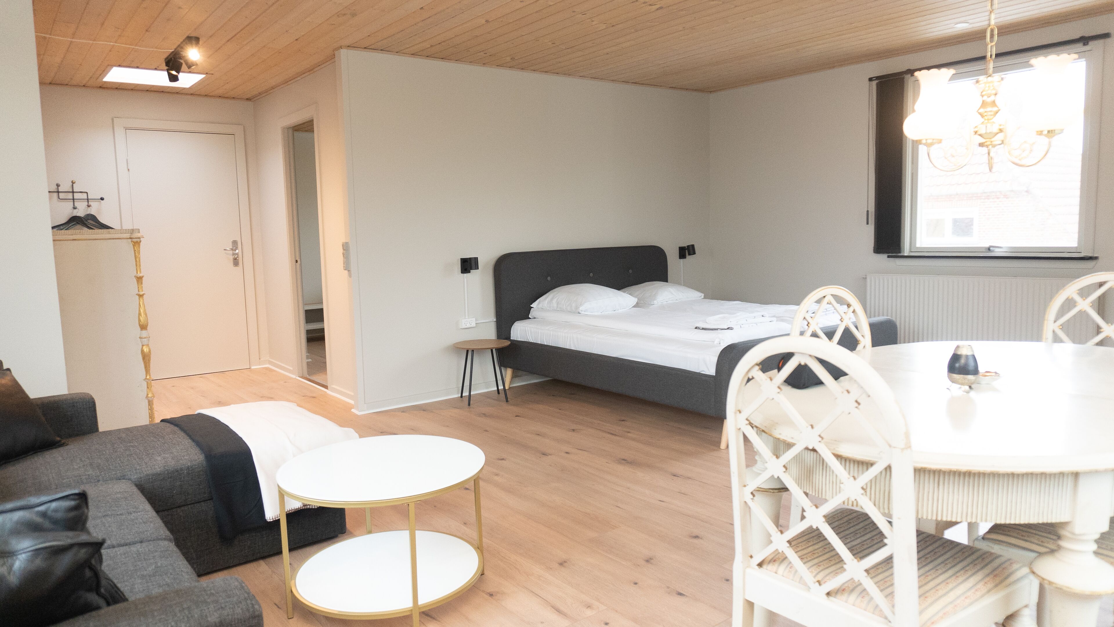 Quarto quádruplo júnior | Individualmente mobiliados, escrivaninha, Wi-Fi de cortesia