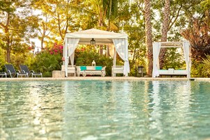 Piscina externa, funciona das 9h às 21h, guarda-sóis, espreguiçadeiras