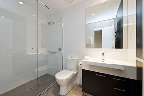 Apartamento, 2 quartos | Casa de banho | Um polibã, um secador de cabelo, toalhas fornecidas 