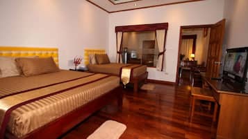 Suite (Myanmar Life Suite) | Minibar, cofre no quarto, secretária, cortinas/cortinados opacos